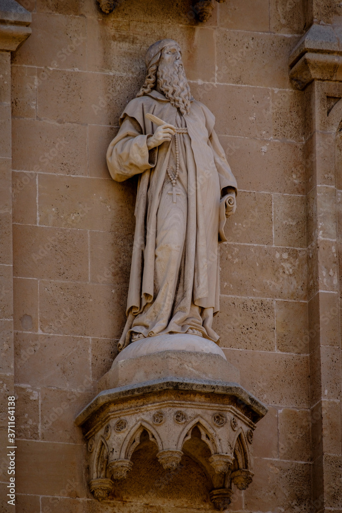 Ramon Llull, escultura en la fachada de la catedral de Mallorca. Palma ...