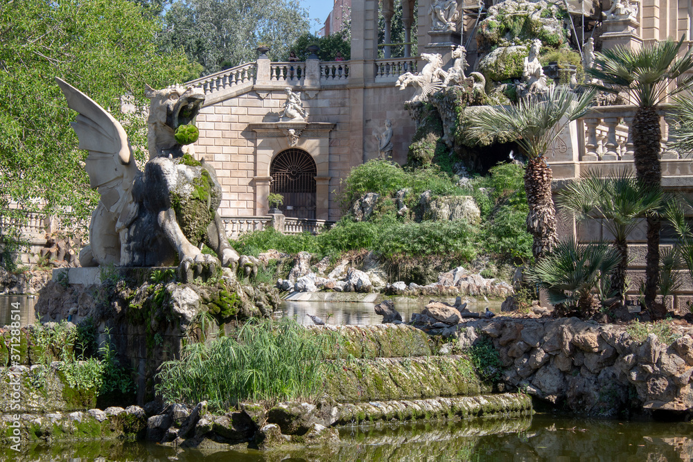Arquitectura en un parque con fuente y esculturas de dragones. Stock ...