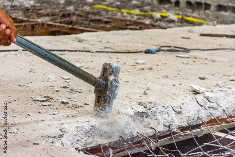 Trabalho árduo de demolição de estrutura de concreto com ferramenta ...