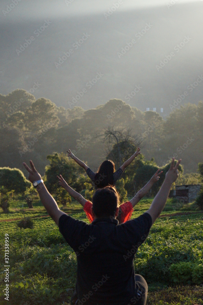 Amigos en paisaje amistad de amigos amigos viendo al paisaje personas ...