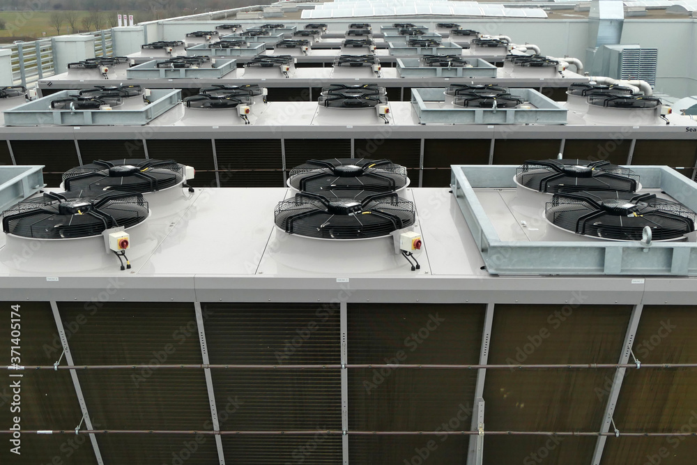 Foto de Industrial condensers of chillers with fans cooling hot ...
