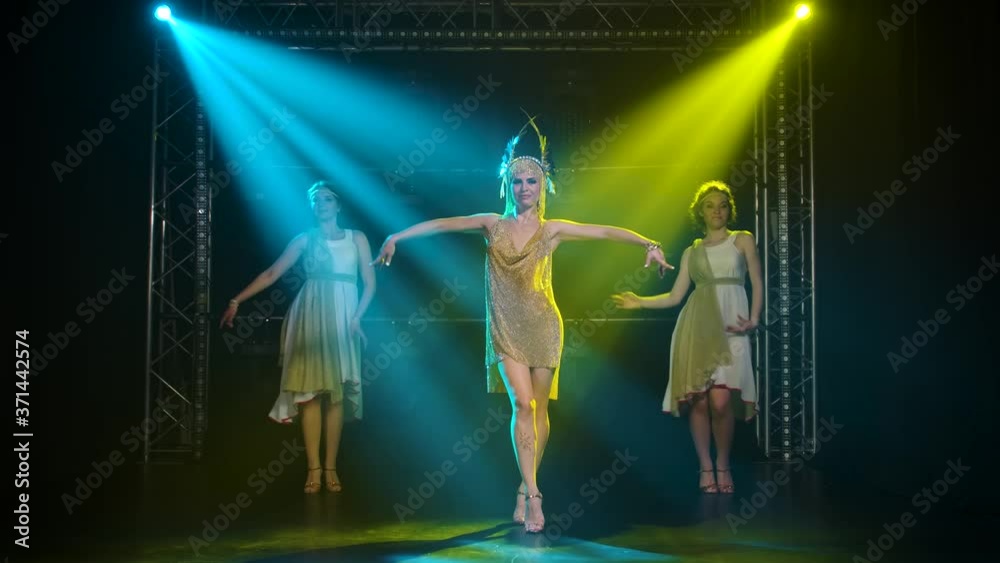 Vidéo Stock Dancing and singing Greek Goddess Artemis on stage in a ...