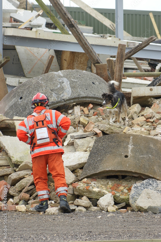building collapses, disaster zone, urban Search and rescue Stock Photo ...