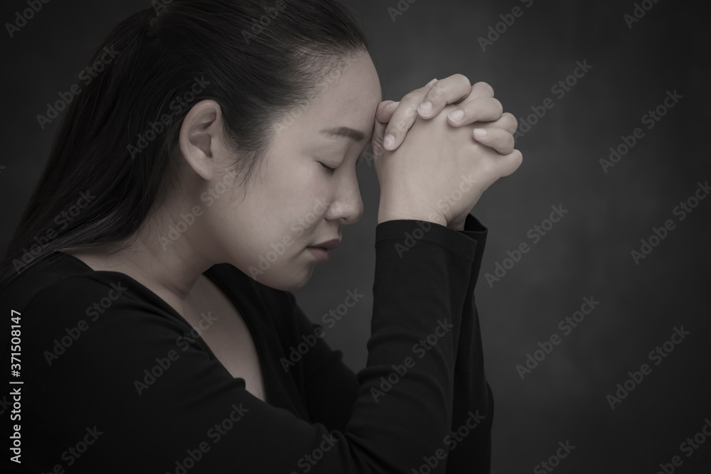 Asian face woman praying and worship to GOD Using hands to pray in ...