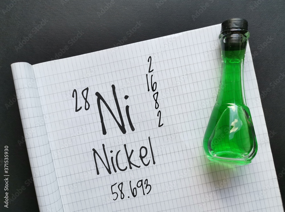 Foto de Nickel is a chemical element of the periodic table with the ...