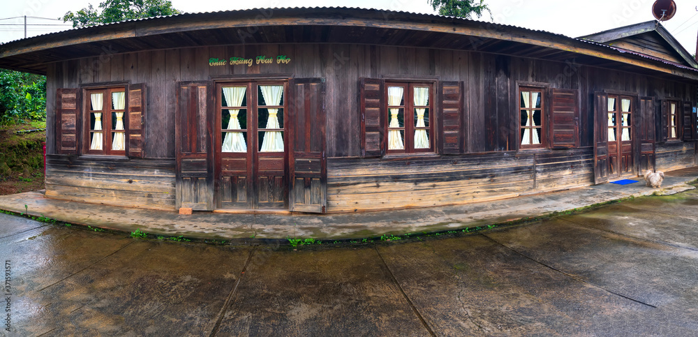 A old small wooden house in the suburbs. Place of eco tourism, relax ...