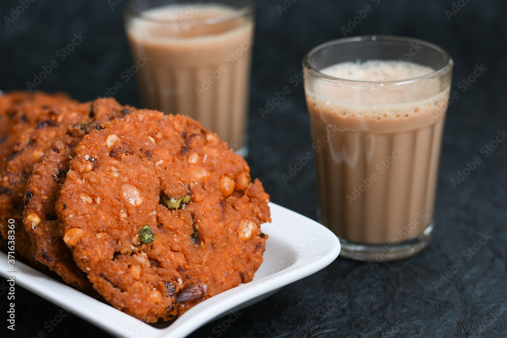 Foto de Parippu vada with Indian milk tea or Chai , Kerala Snacks ...
