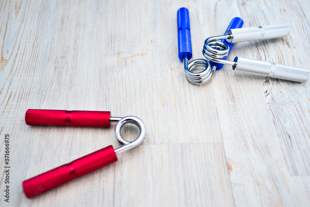 Expanders of different colors depending on the load with or without a ...