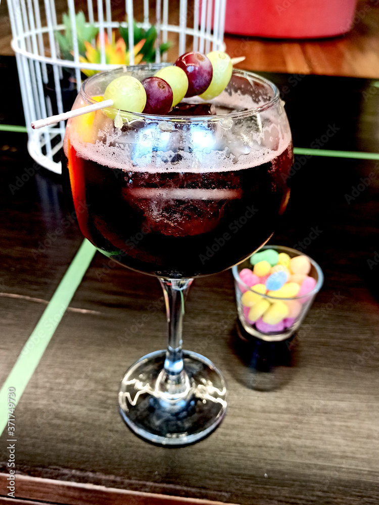 Cocktail , decorado con una banderilla de uvas en un bonito pub Stock ...