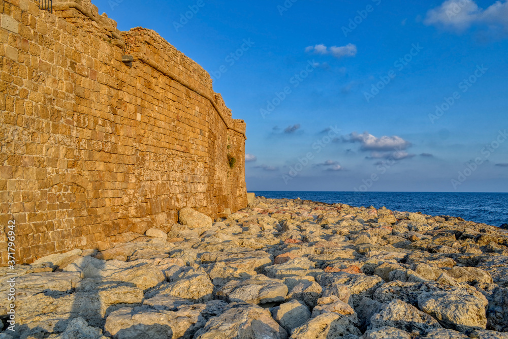 Foto de Paphos Castle is located on the edge of Paphos harbour, Cyprus ...