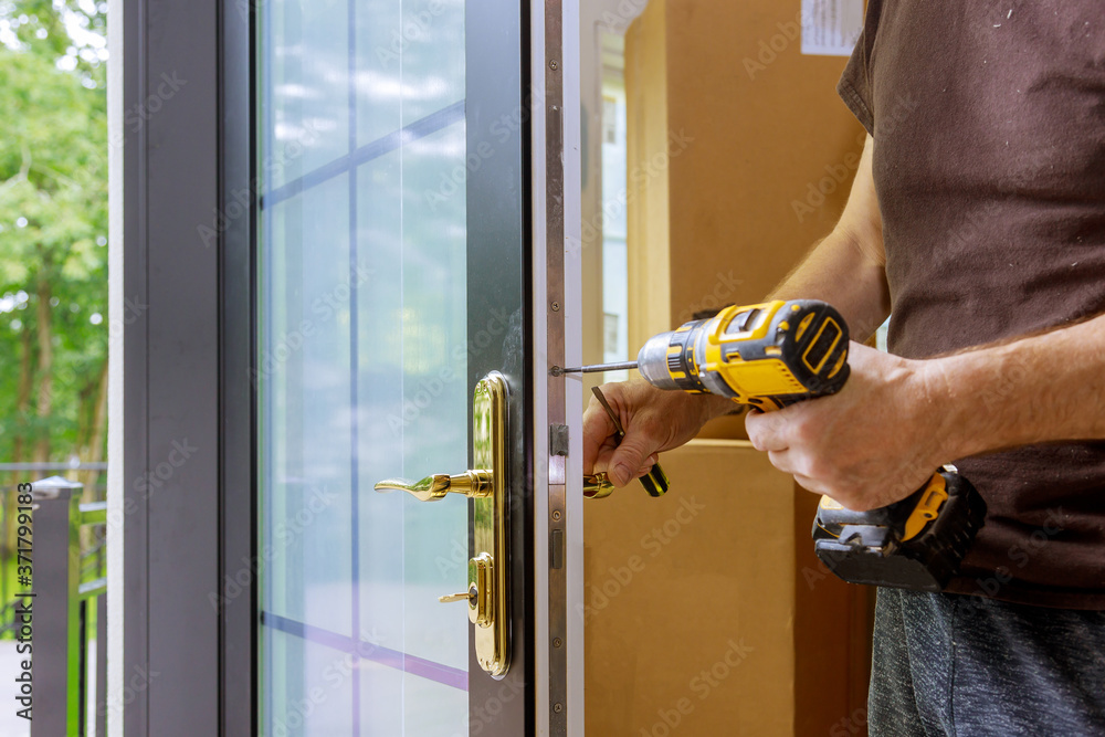 Install the door handle with a lock, Carpenter tighten the screw, using ...