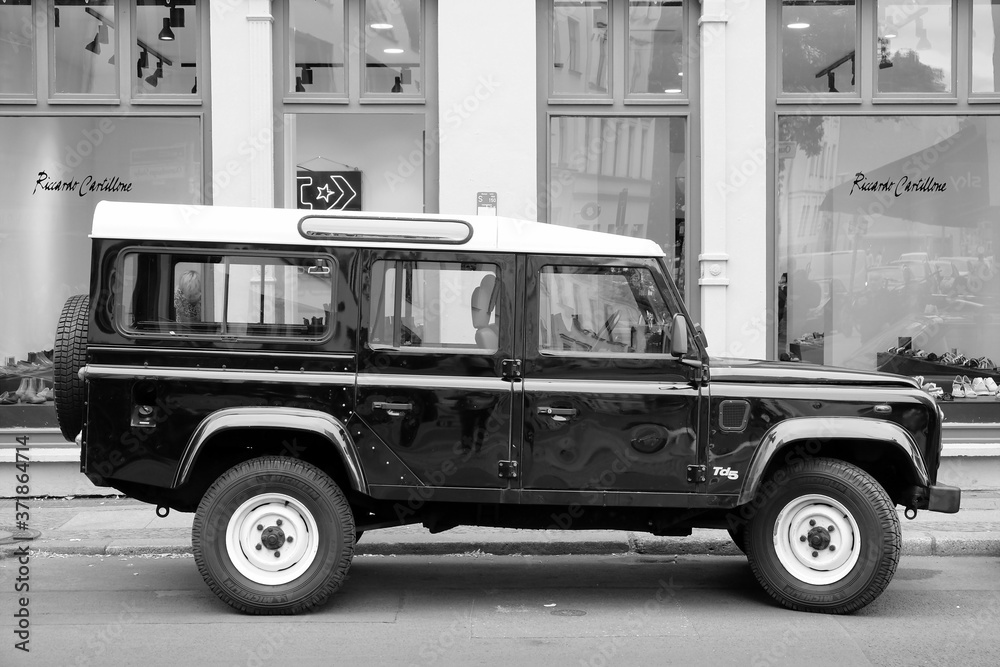 Klassischer Land Rover Defender am 08.07.2020 vor einem Schaufenster an ...