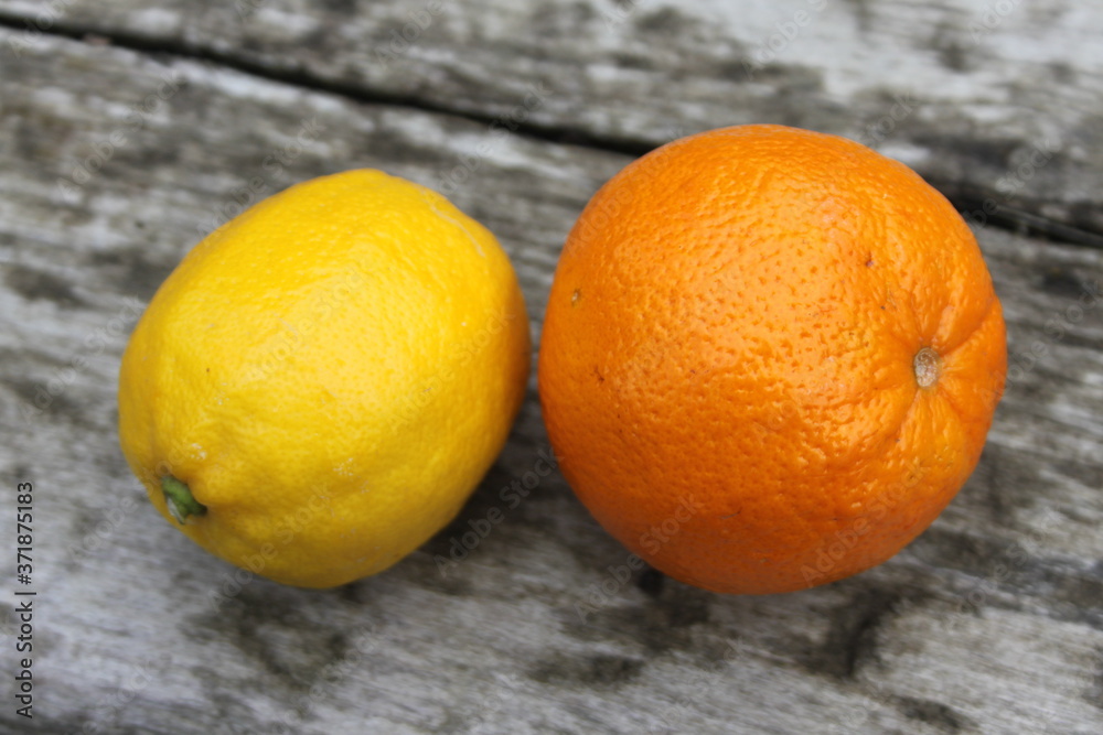 Naranja y limón, fondo de madera. Stock Photo | Adobe Stock