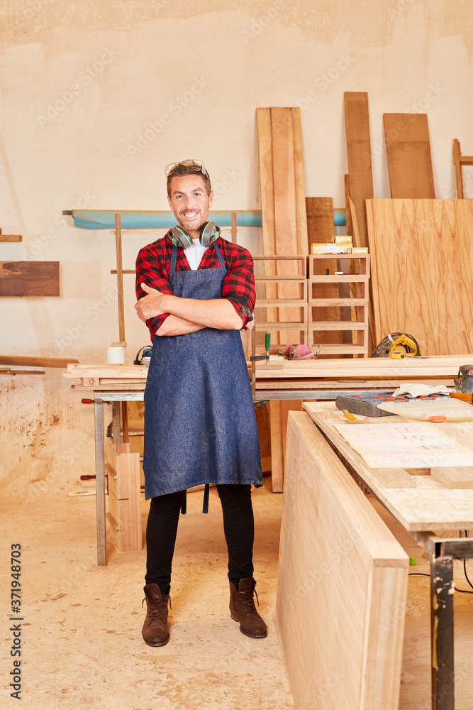 Stolzer Handwerker mit verschränkten Armen Stock Photo | Adobe Stock