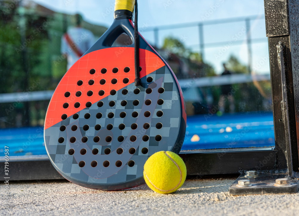 Paddle-Tennis: Padle Schläger und Ball vor einem Outdoor Court Stock ...