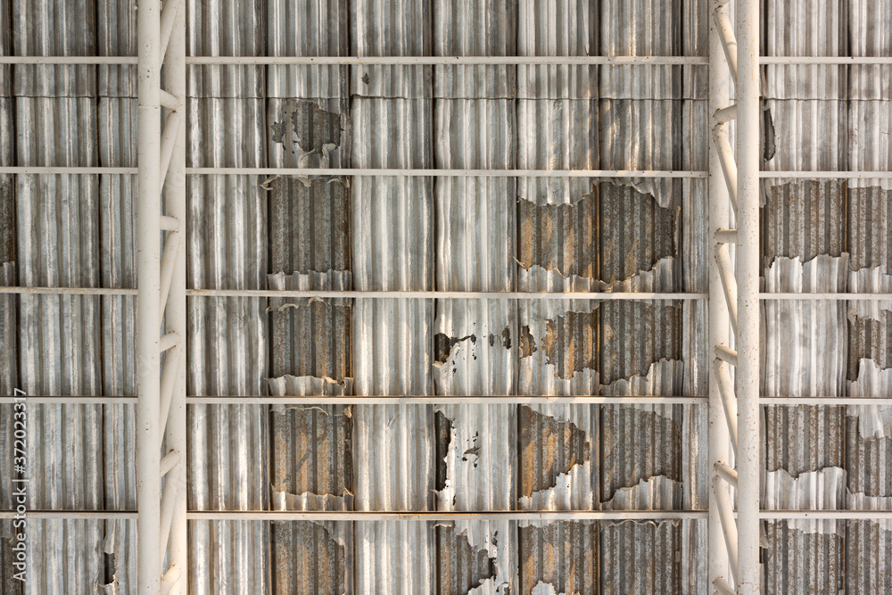 Foto de The angle of elevation of old and damaged insulation sheet ...