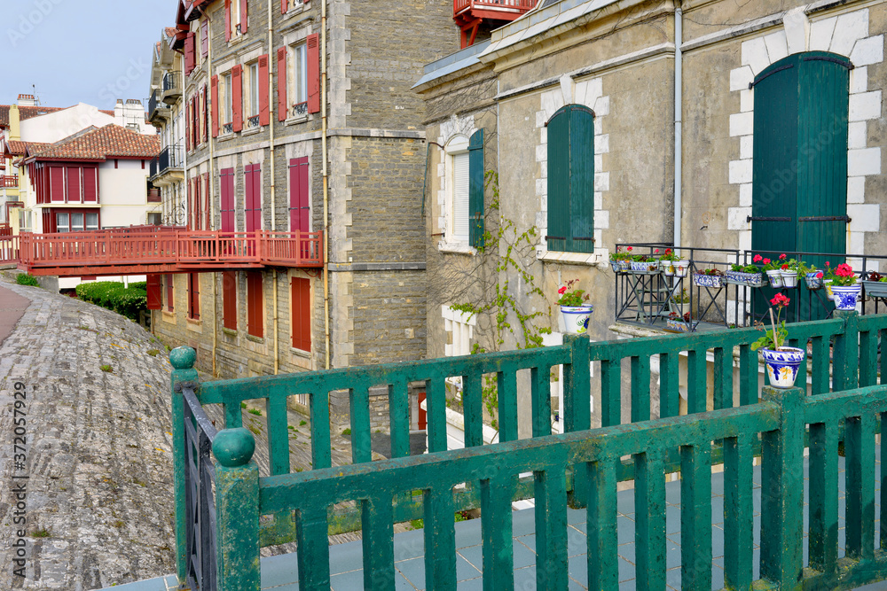 Maisons à passerelles bois à Saint-Jean-de-Luz (64500), Pyrénées ...