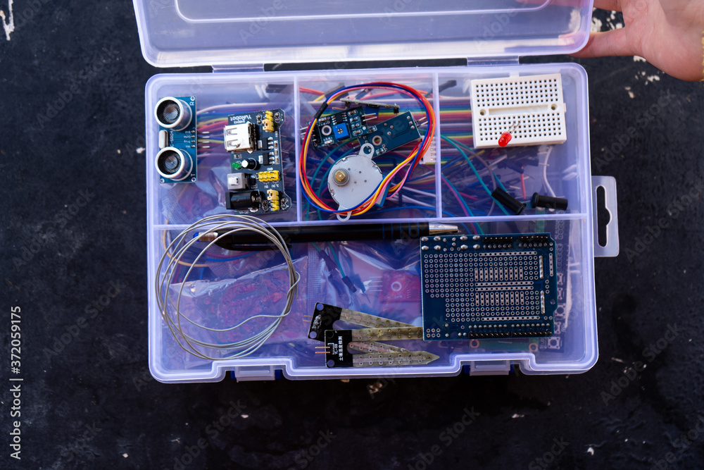 Caja de Arduino con todos los elementos Stock Photo | Adobe Stock
