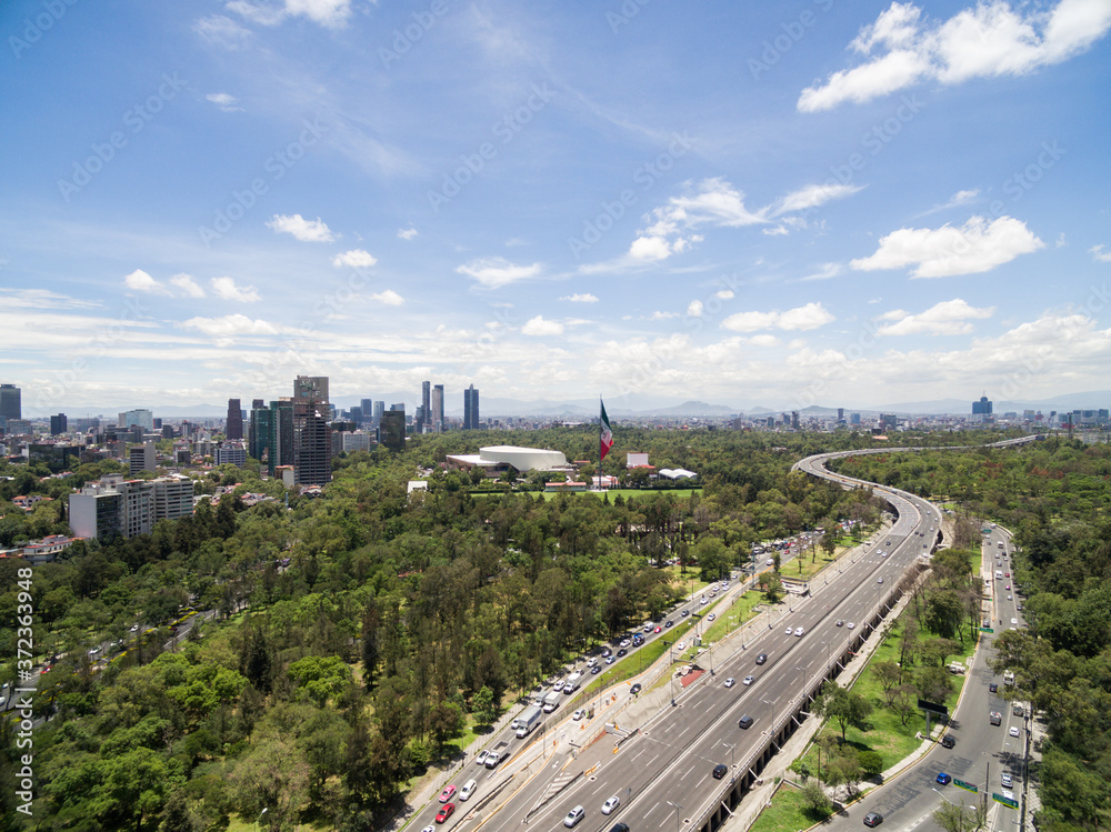 Sobre el segundo piso del periférico con vista aérea panorámica al ...