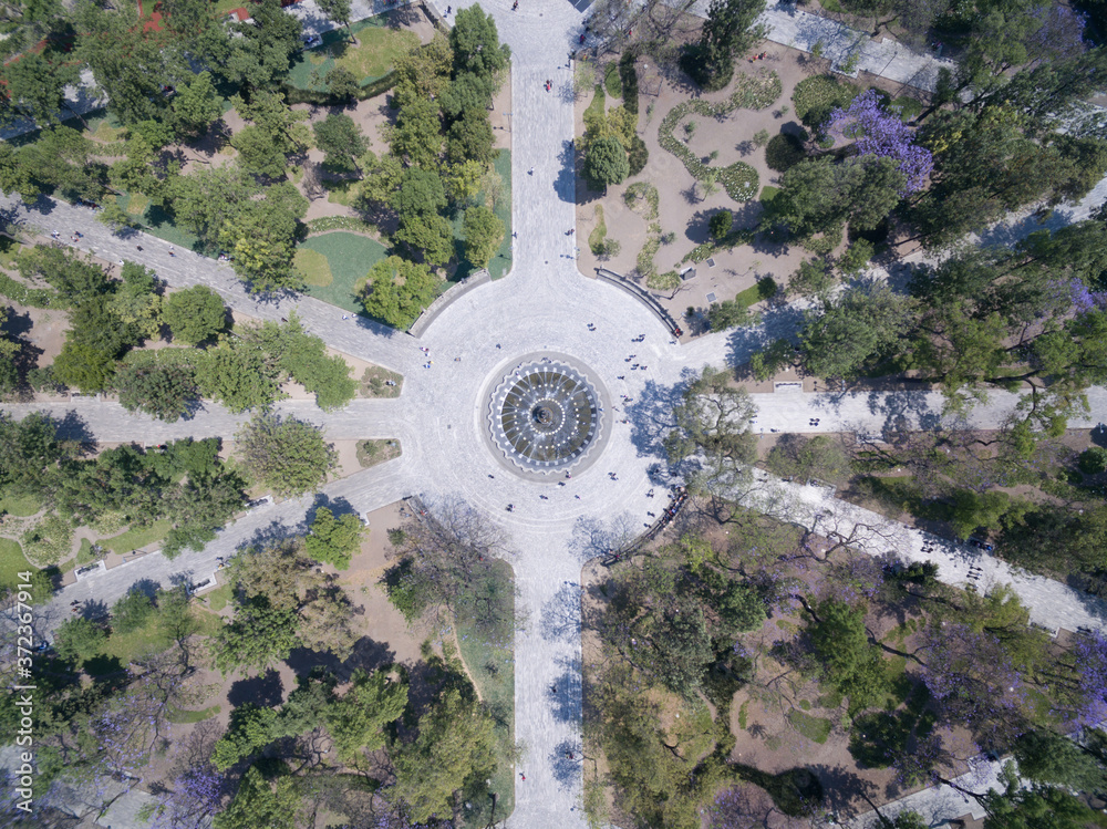 Vista aérea cenital sobre una fuente de la Alameda Central en el Centro ...