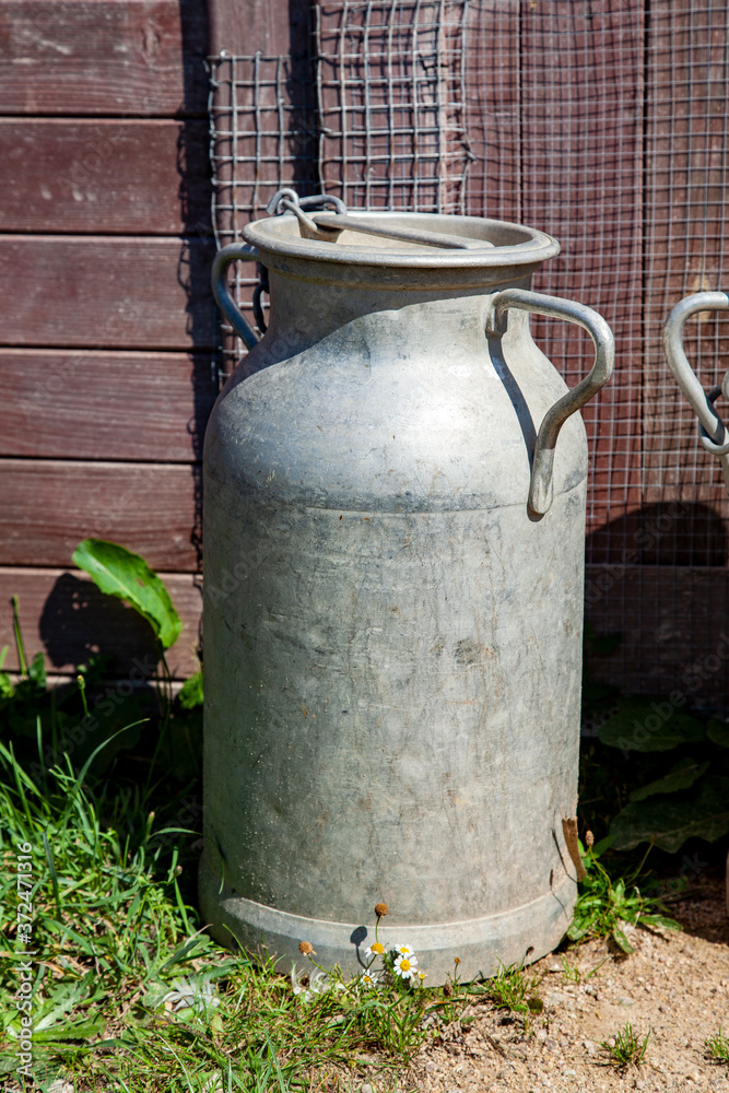vieux pot de lait à la ferme Stock Photo | Adobe Stock
