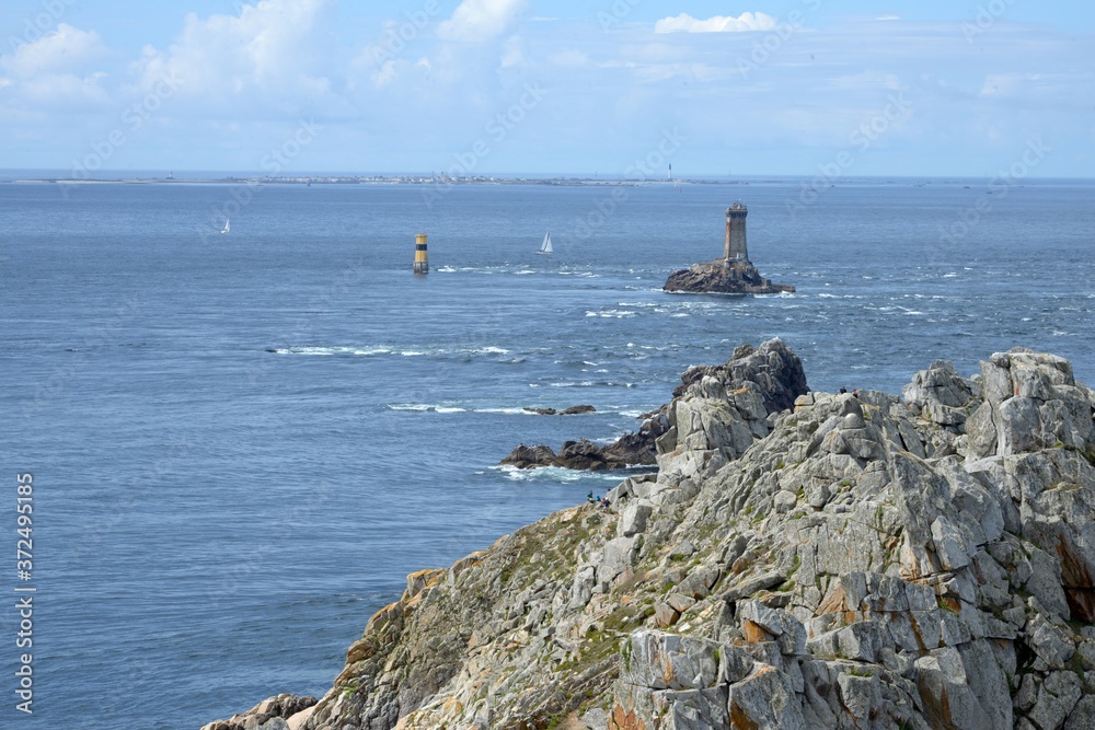 La Pointe du Raz et le phare de la Vieille dans le Finistère Stock ...