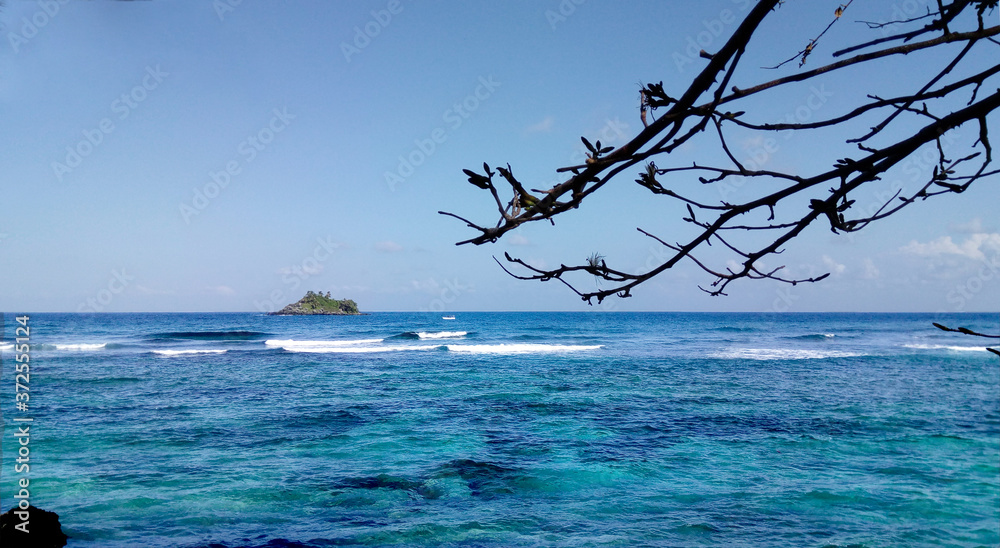 Toma de mar caribeño colombiano con isla. Tonos variados de azul Stock ...