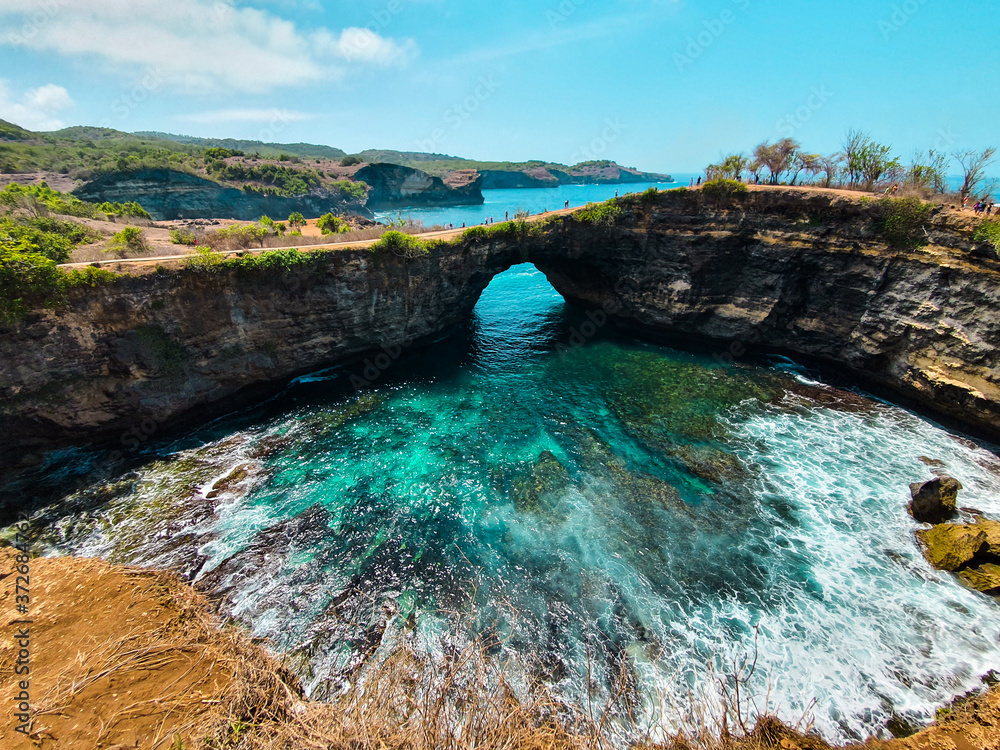 Foto de Wide view of the famous Broken bridge of Bali from the cliff ...