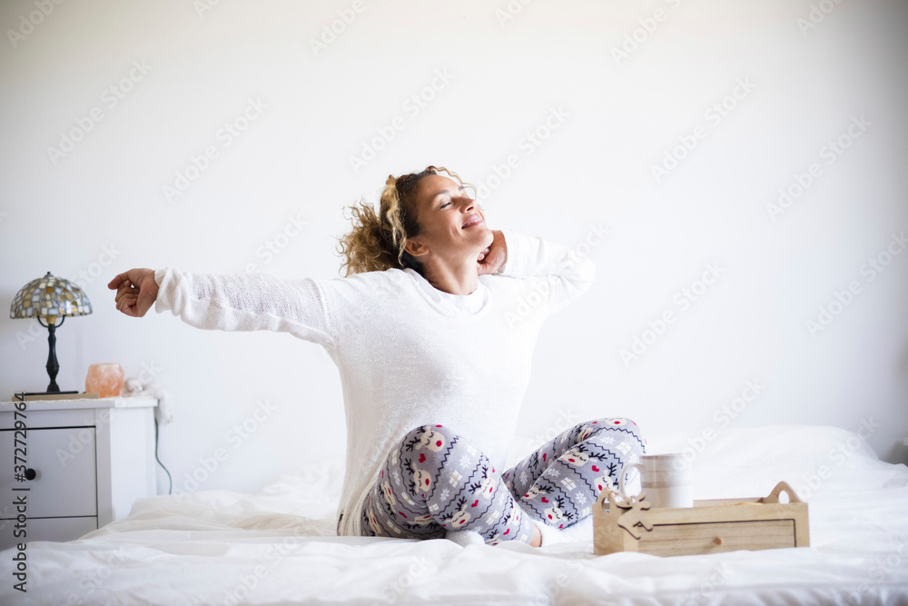 Beautiful woman wake up in the morning and do breakfast in the bed ...