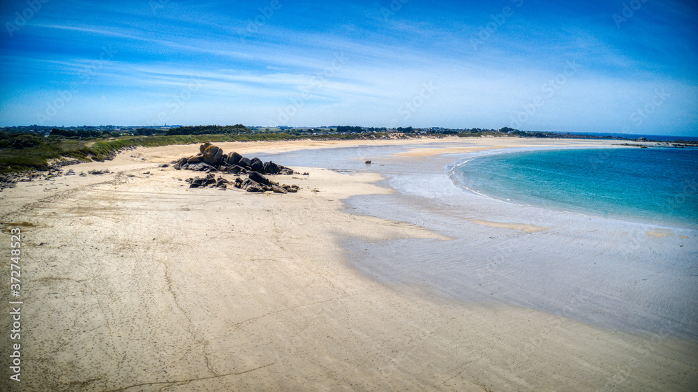 vue aérienne prise en drone de la plage de Roscoff en Bretagne (France ...