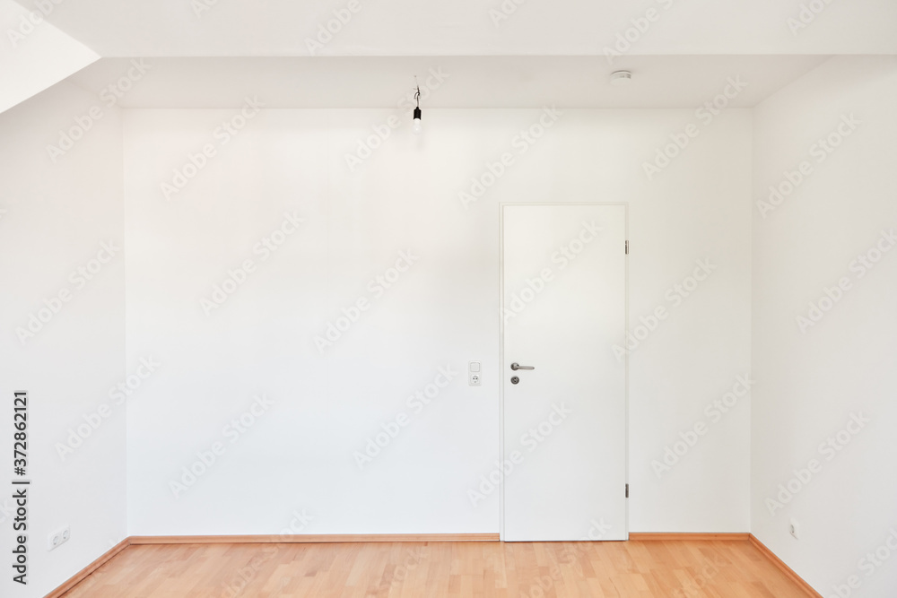 Leerer Raum mit weißen Wänden und geschlossener Tür Stock Photo | Adobe ...