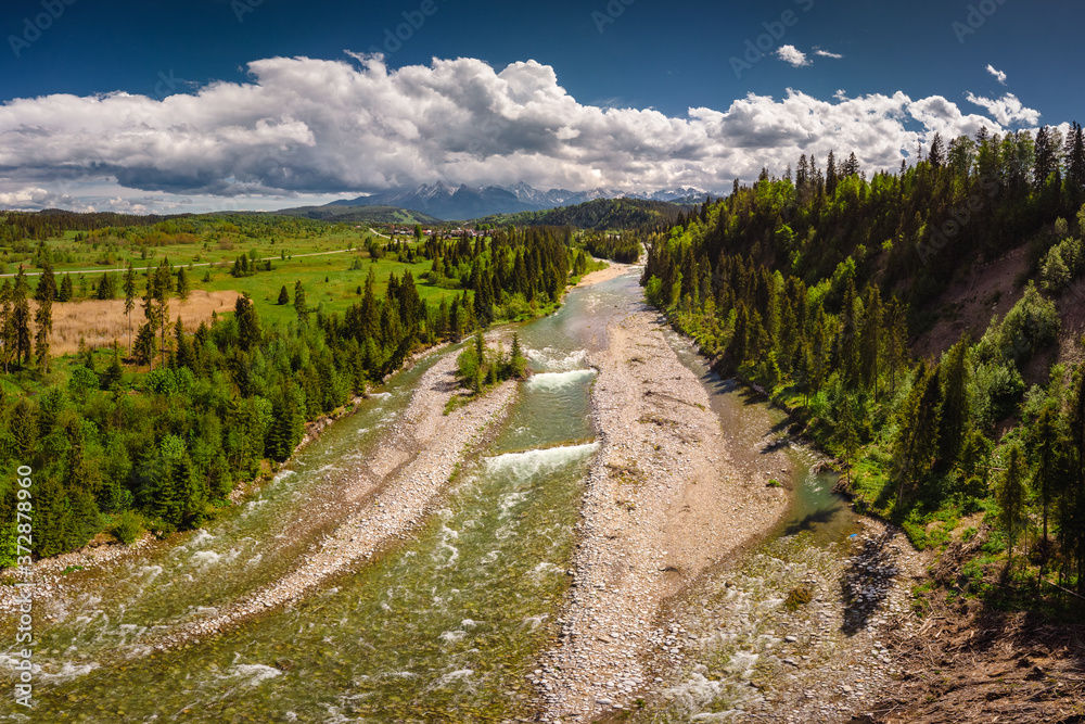 Foto de Drone photo of Bialka River with view to the Tatra Mountains ...