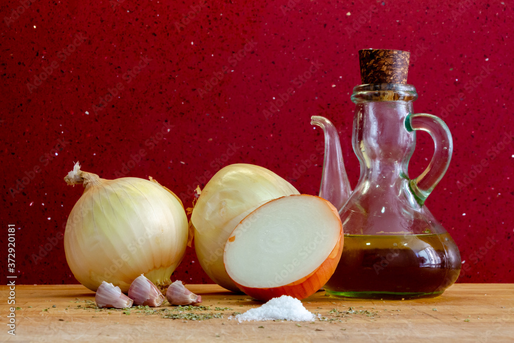 Cebolla, ajo, aceite y sal Stock Photo | Adobe Stock