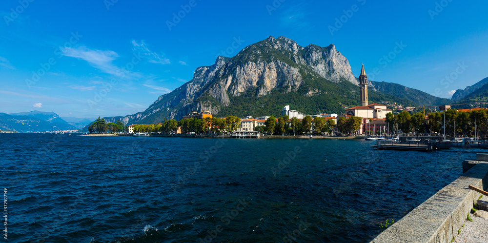 Foto de Spectacular view of Italian city of Lecco at foot of San ...