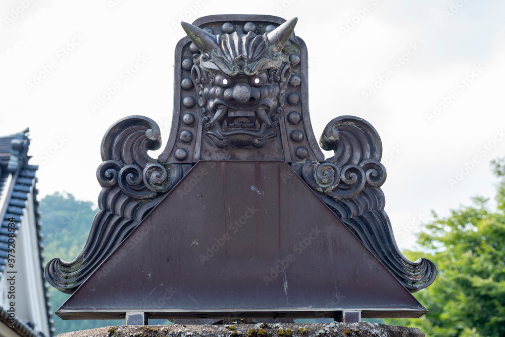 Japanese gargoyle, an ornament on the roof ridge, but also to scare ...