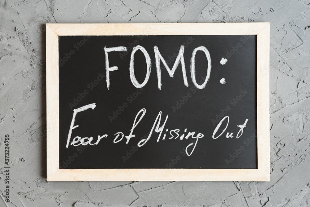 Foto de FOMO (acronym for Fear of Missing Out) concept. Handwritten ...