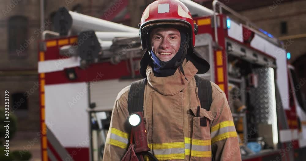 Vidéo Stock Middle plan of caucasian handsome fireman in helmet and ...