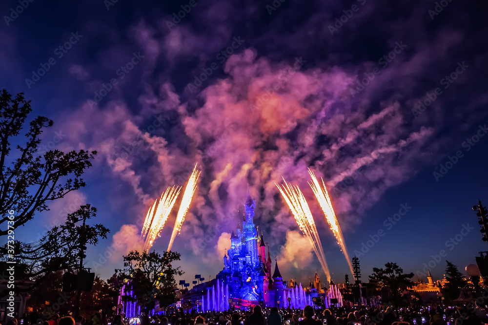 Foto de Fireworks near Sleeping Beauty castle in Disneyland Paris ...