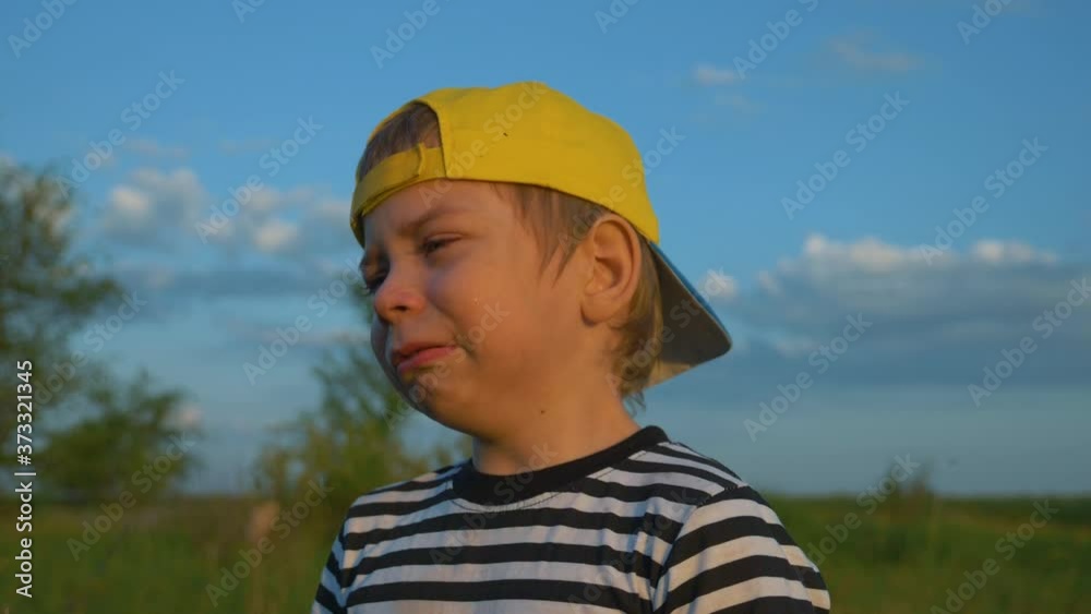 Stockvideo The isolated child is hysterical, tears flow down his face ...