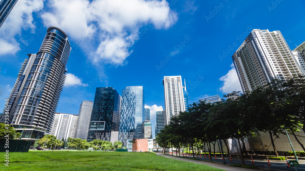 Foto de Fort Bonifacio skyline. Verdant green fields of an empty lot in ...