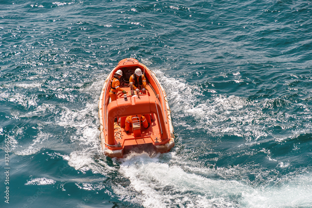 Foto Stock Marine crews of a pipelay barge maneuvering a light rescue ...