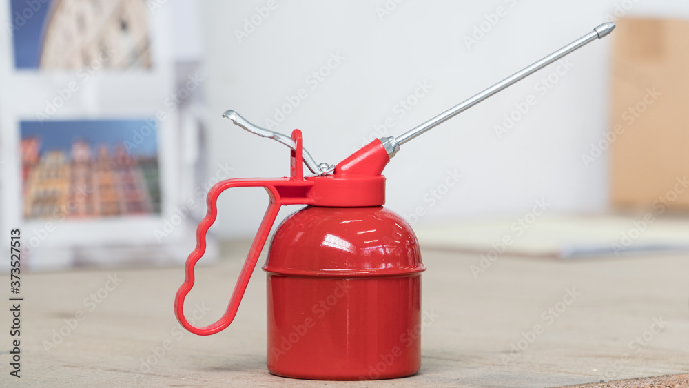 Aceitera roja lubricadora industrial. contenedor de aceite para ...