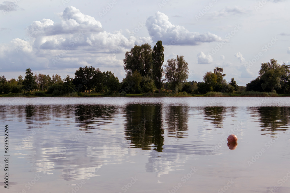 Der Tankumsee ist ein künstlich geschaffener See in Isenbüttel im ...