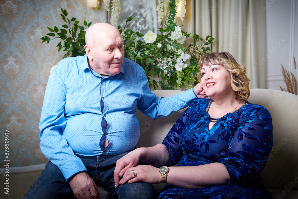 Foto de Portrait of an elderly bald man and fat plump woman in a blue ...