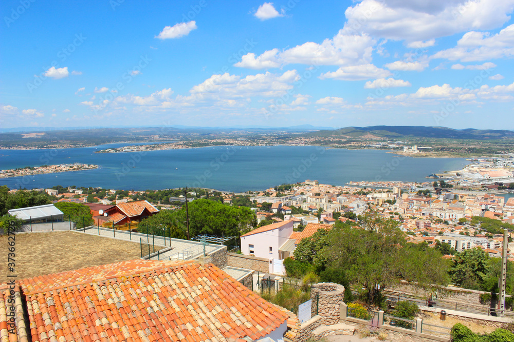 Panorama sur la ville de Sète et la mer depuis le mont Saint-Clair, une ...