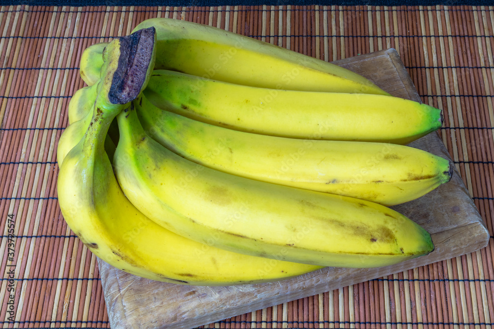 Foto Stock Penca de platanos para realizar comida saludable | Adobe Stock