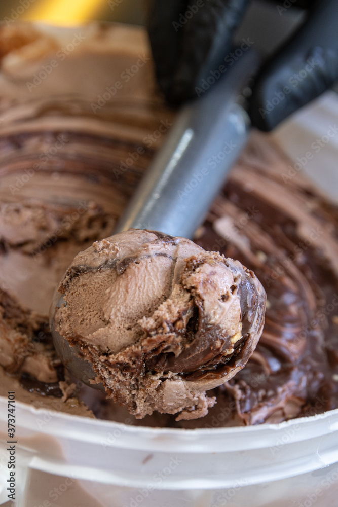 Helado de chocolate rocher heladería roiman foto de Stock | Adobe Stock