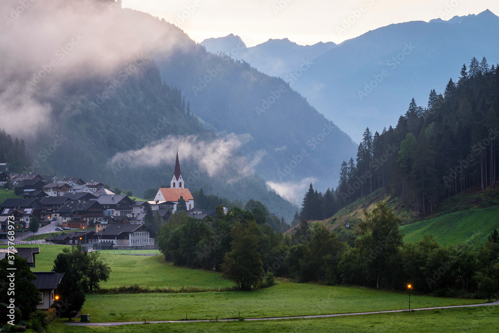Wandern und Radfahren über Berg und Tal. Stock Photo | Adobe Stock