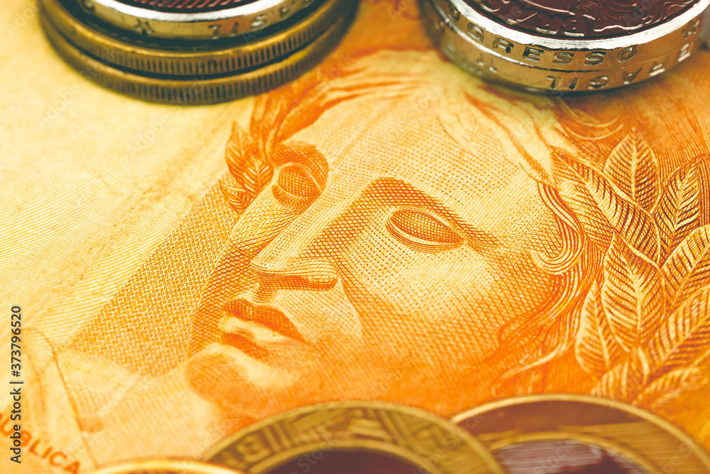 Dinheiro, Brasil, Real, Reais. Cédula do Real e moedas. Stock Photo ...