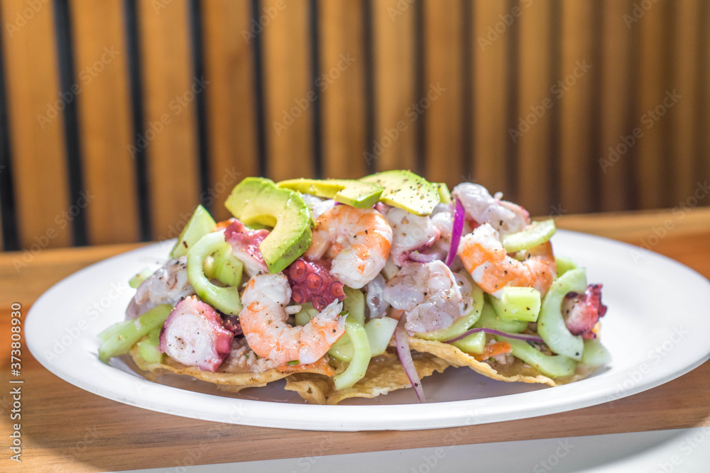 Tostada de Camaron Crudo y Camarón Cocido en Ceviche Mexicano con Salsa ...